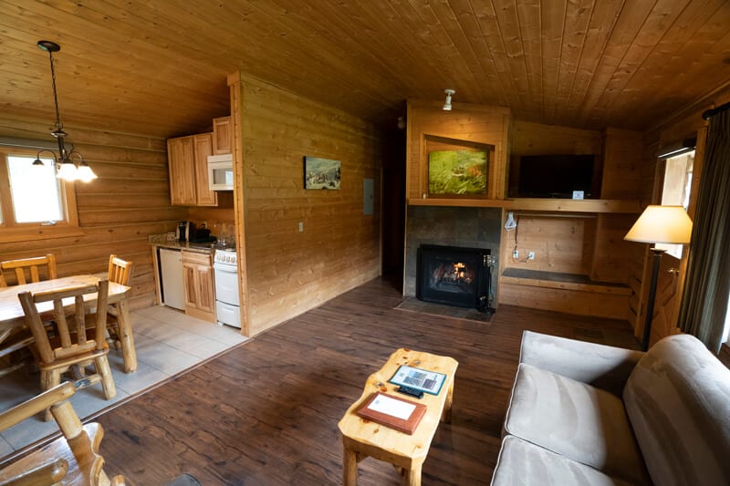 Montana Log Cabins - Yellowstone - Riverfront Accommodations - 320 ...